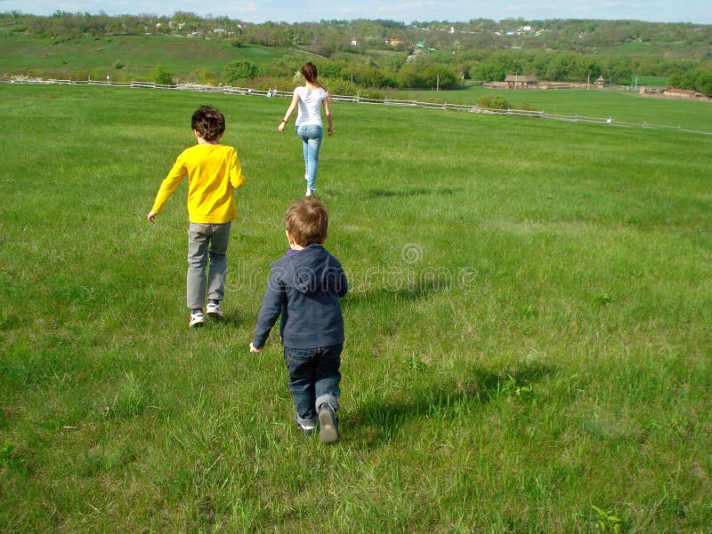 The Kids are Running through a Green Field 库存照片 - 图片 包括有 短小, 绿色: 165561216