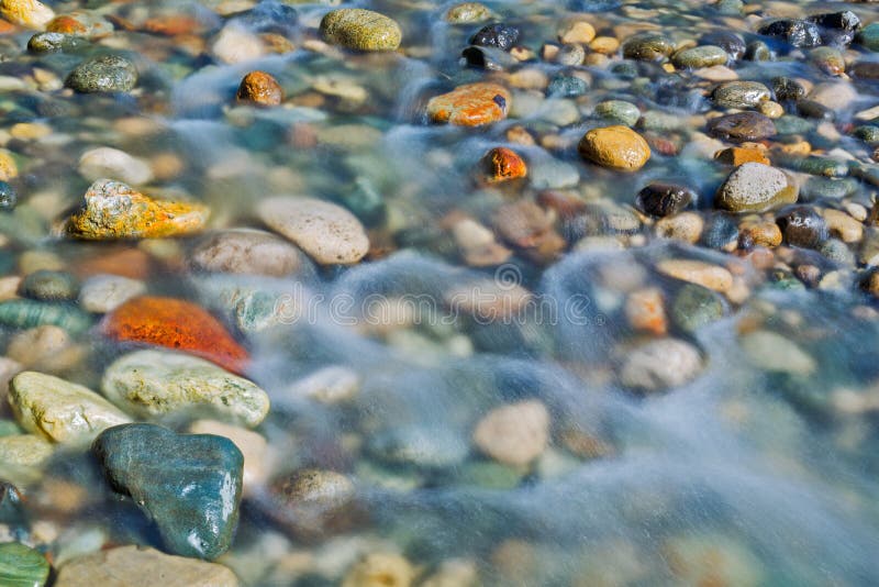 Nasse Steine In Einem Fluss Stockfoto - Bild von auszug, fluß: 77293658
