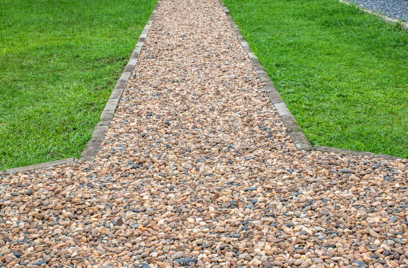 Rasen Und Gepflasterter Gehweg Stockfoto - Bild von entwerfer ...
