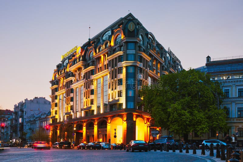 KIEV, UCRANIA - 24 De Abril De 2019: Hermoso Edificio Del Hotel ...