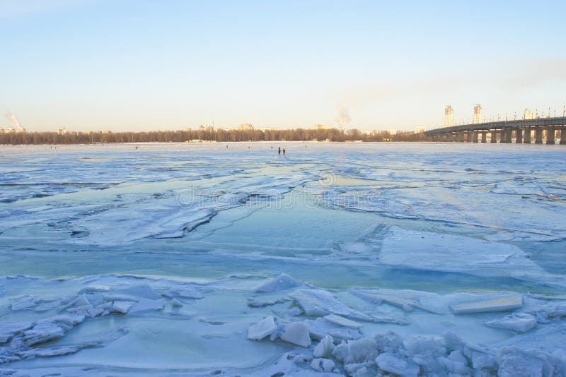 Río de Dnieper en Kiev imagen de archivo. Imagen de azul - 31405391