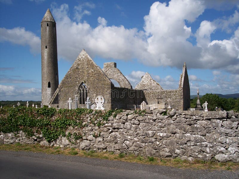 Kilmacduagh, Co. Clare, Ierland Stock Foto - Image of rots, ronde: 464586