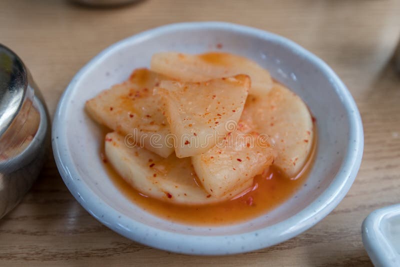 Kimchi Tradicional Coreano Do Rabanete Do Prato Lateral Imagem de Stock ...