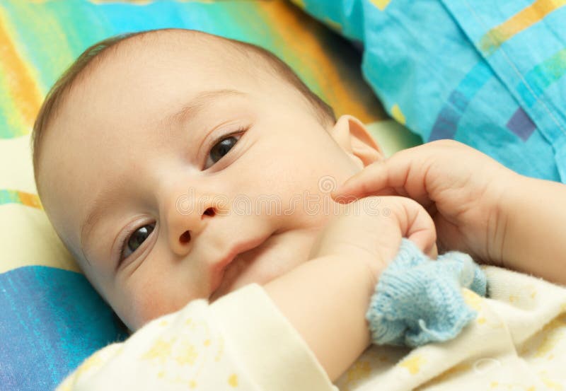 Kind stock afbeelding. Image of kleding, vinger, houding - 5013149