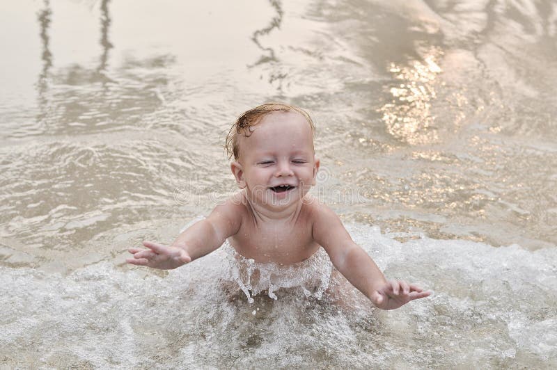 Kind auf dem Strand stockfoto. Bild von welle, meer, spielen - 30480830