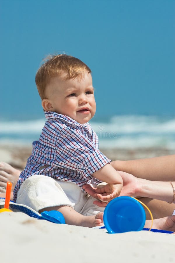Kind auf einem Strand stockbild. Bild von alter, schön - 14613795