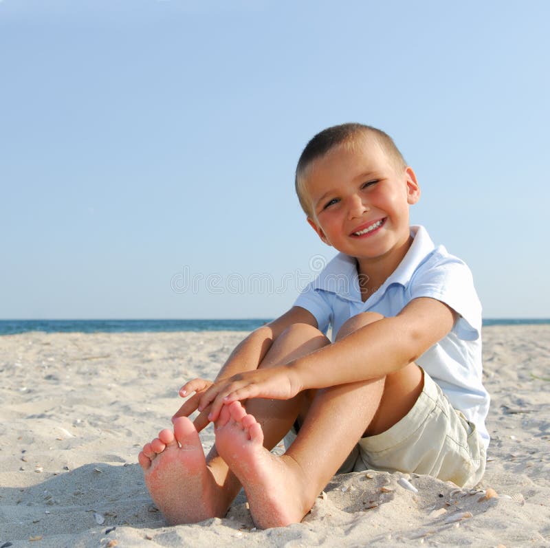 Kind auf dem Strand stockbild. Bild von nett, strand - 10448585