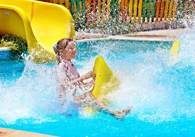 Kind Auf Wasserrutschen am Aquapark. Stockbild - Bild von glücklich ...