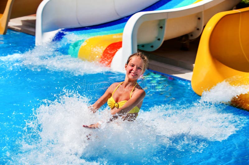 Kind Auf Wasserrutschen an Aquapark Wasser Spritzt Stockfoto - Bild von ...