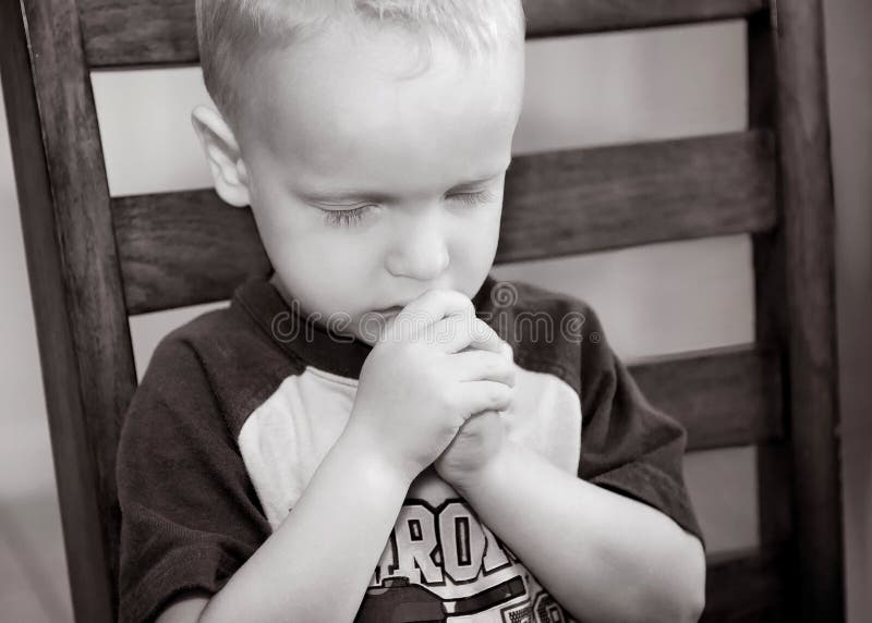 Kind-Beten stockbild. Bild von stuhl, kinder, jung, augen - 17100837