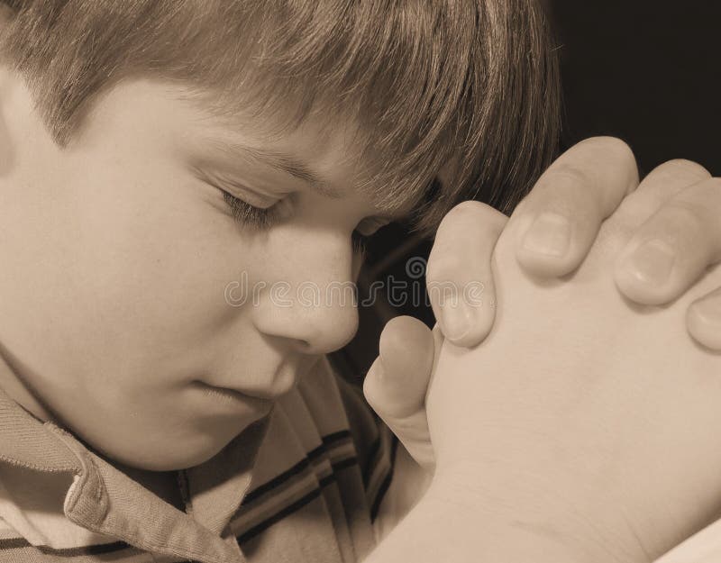 Kind-Beten stockfoto. Bild von schattenbild, hände, kind - 4455582
