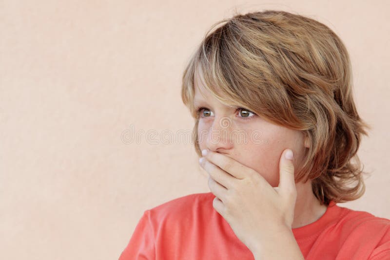 Kind, Das überrascht Oder Entsetzt Schaut Stockbild - Bild von skandal ...