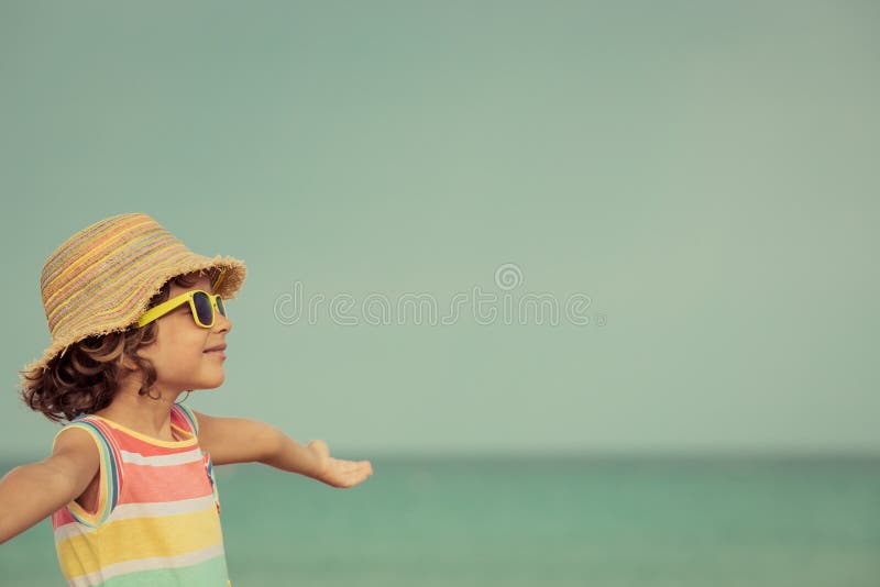 Kind, Das Auf Dem Strand Sich Entspannt Stockbild - Bild von porträt ...