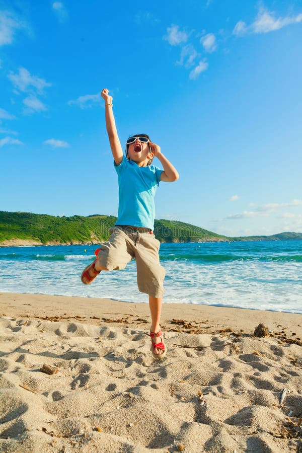 Kind, Das Auf Dem Strand Spielt Stockfoto - Bild von wasser, insel ...