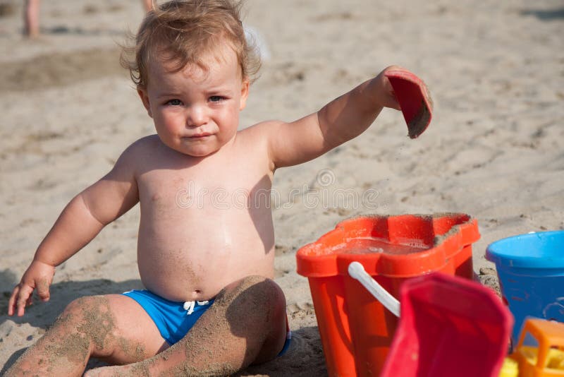 Kind, Das Auf Dem Strand Spielt Stockbild - Bild von plastik, freude ...