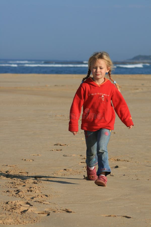 Kind, das am Strand spielt stockbild. Bild von unabhängig - 5681757