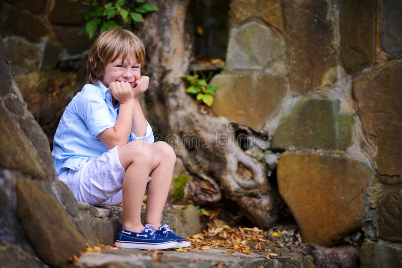 Kind sitzt auf Stufen stockfoto. Bild von blick, menschlich - 60655670