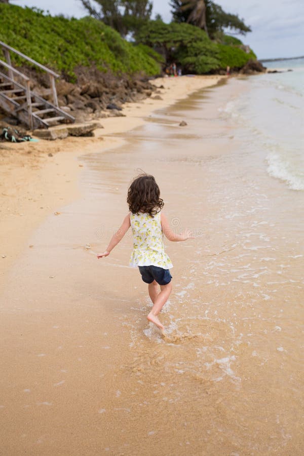 Kind, Das Auf Strand in Oahu Hawaii Spielt Stockbild - Bild von jung ...