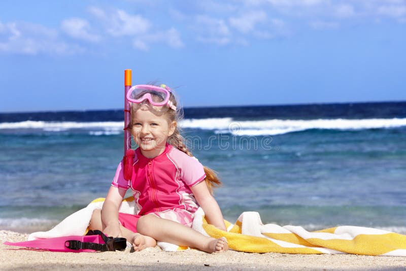 Kind, Das Auf Strand Spielt. Stockfoto - Bild von himmel, einstellen ...