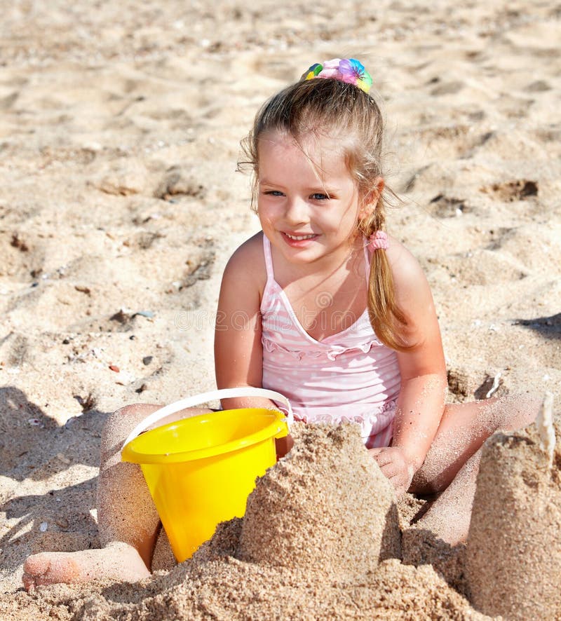 Kind, Das Auf Strand Spielt. Stockfoto - Bild von sandburg, glücklich ...