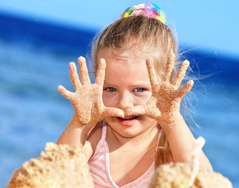 Kind, Das Auf Strand Spielt. Stockfoto - Bild von ozean, skulptur: 18216960