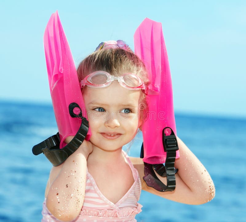 Kind, Das Auf Strand Spielt. Stockfoto - Bild von mädchen, rosa: 19180990