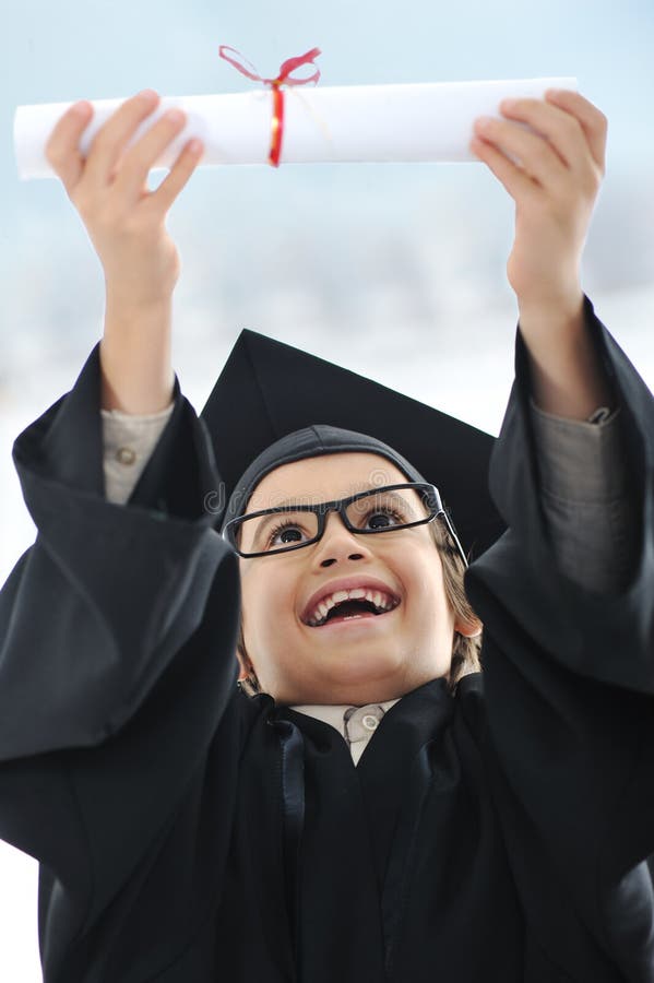 Kind, das Diplom feiert stockbild. Bild von entzückend - 23355497