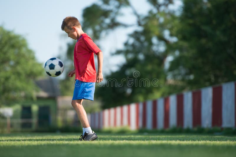 Kind, das Fußball spielt stockfoto. Bild von profil, landschafts - 31807392