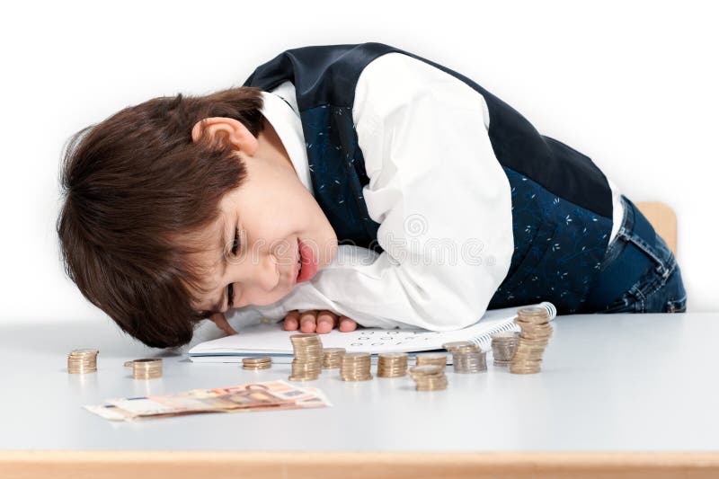 Das Kind, Das Geld Zählt, Jungen Setzte Münzen Sparschwein Stockfoto ...