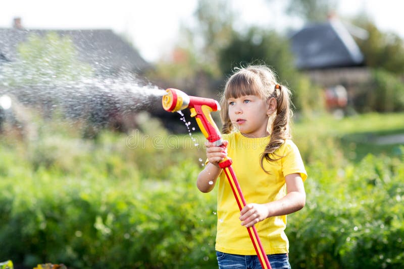 Kind, Das Im Garten Arbeitet Stockbild - Bild von botanik, kultivierung ...