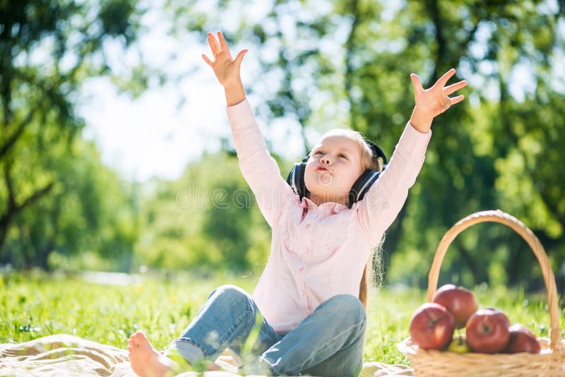 Kind, Das Im Park Sich Entspannt Stockfoto - Bild von nahaufnahme ...