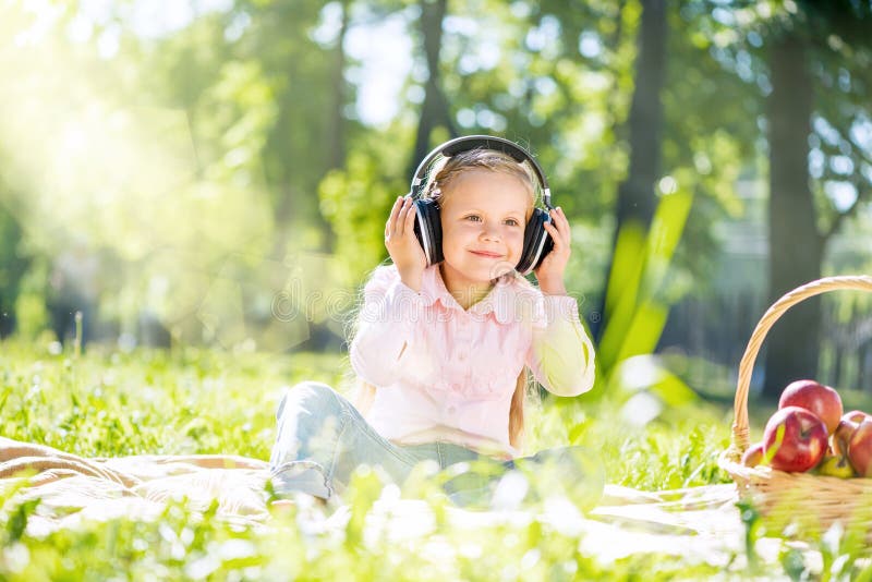 Kind, Das Im Park Sich Entspannt Stockfoto - Bild von draussen, schön ...