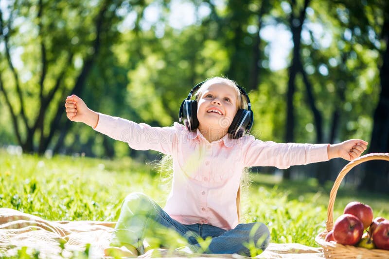 Kind, Das Im Park Sich Entspannt Stockfoto - Bild von nett, park: 43411486