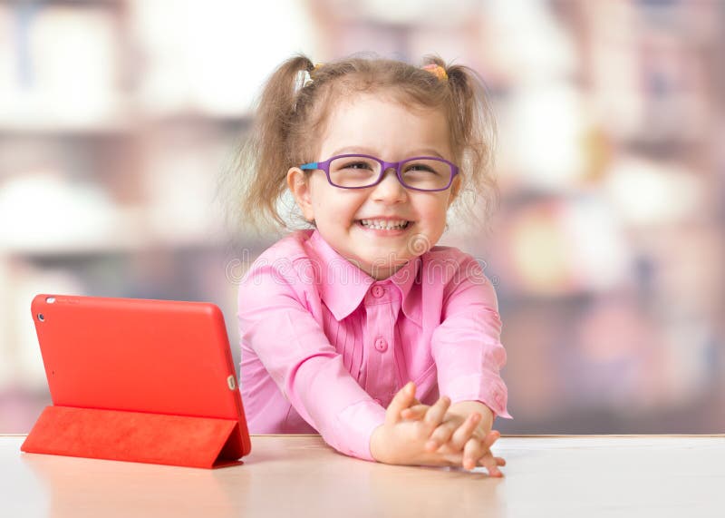 Kind, Das Mit Tablet-Computer Sitzt Und Wi Lernt Stockbild - Bild von ...