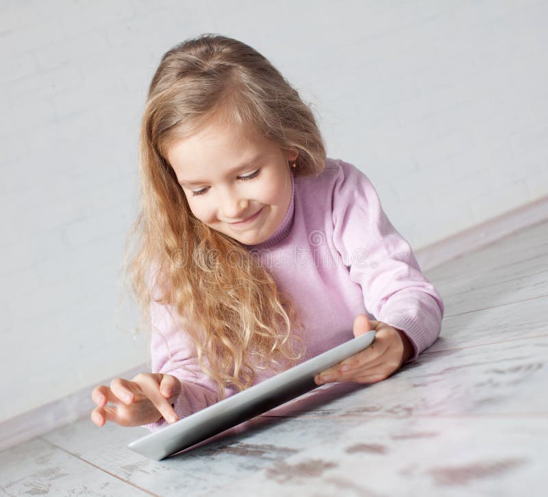 Kind, Das Mit Tablet-PC Spielt Stockfoto - Bild von grau, erhitzt ...
