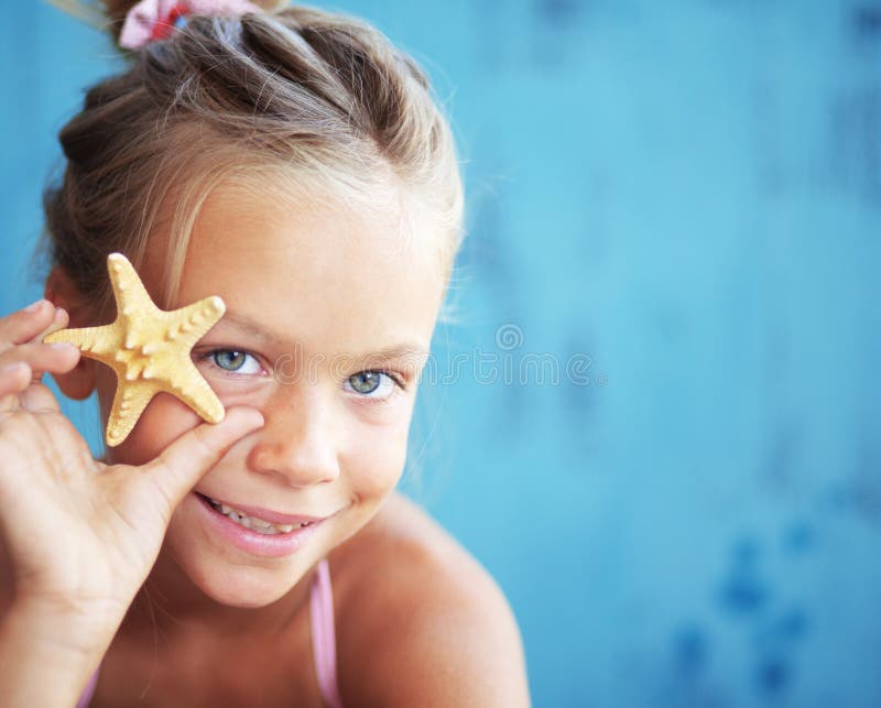 Kind, das Muschel hält stockbild. Bild von betrieb, lächeln - 32825399