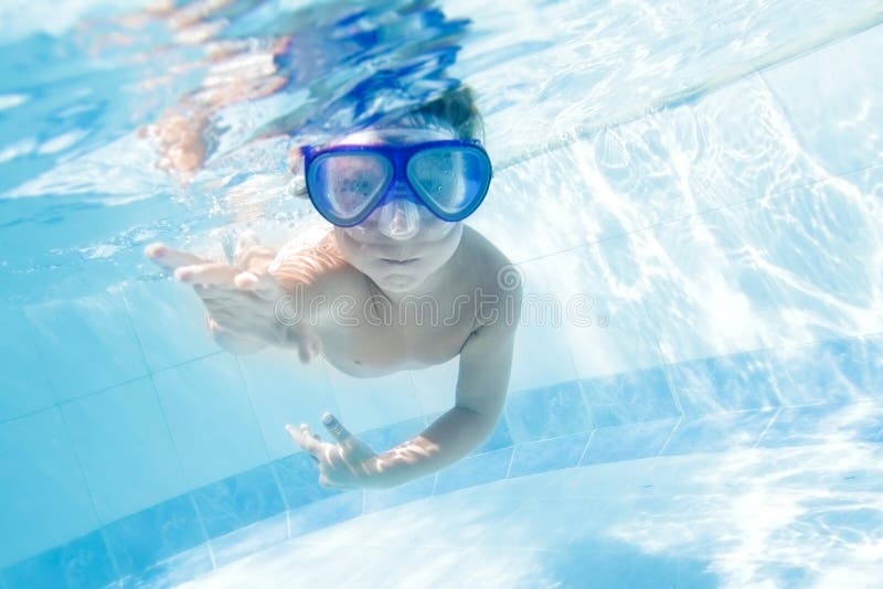 Kind, Das Unter Wasser Im Pool Schwimmt Stockfoto - Bild von luftblase ...