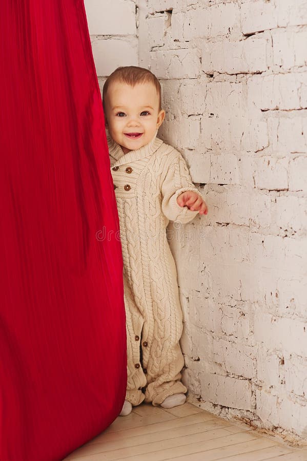 Kind, Das Verstecken Spielt Stockfoto - Bild von kind, bild: 56715478