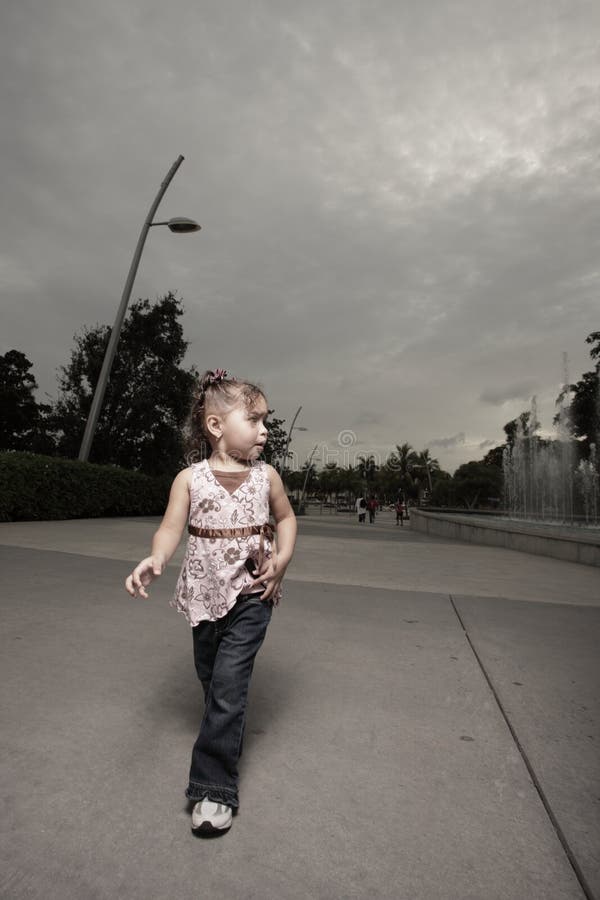 Kind dat alleen loopt stock foto. Image of wijfje, somber - 10514944