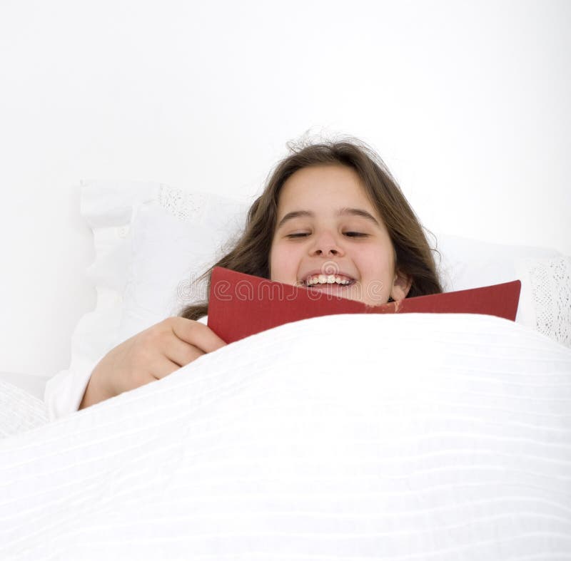 Kind dat een boek leest stock afbeelding. Image of mensen - 13689767