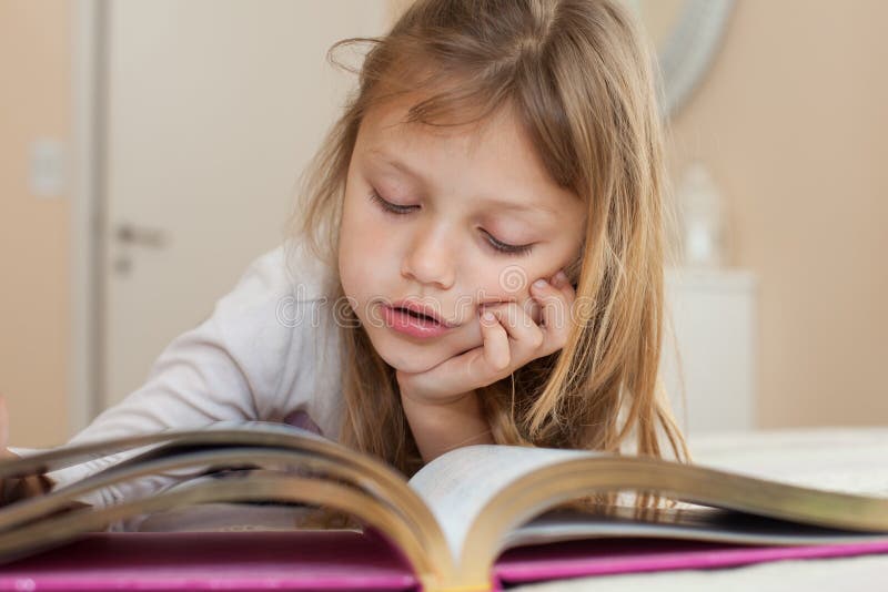Kind dat een boek leest stock foto. Image of lees, kinderjaren - 25464300