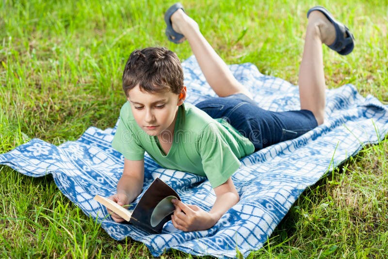 Kind Dat Een Boek Leest Openlucht Stock Foto - Image of onderwijs, pret ...