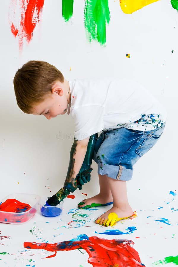 Kind Schildert En Maakt Een Rommel Stock Foto - Image of pret, kleur ...