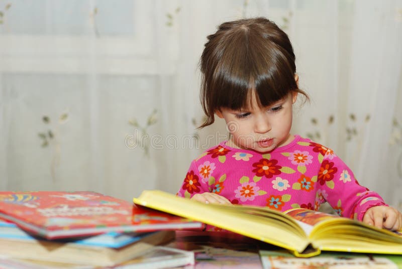 Kind dat het boek leest stock foto. Image of onderwijs - 10017674