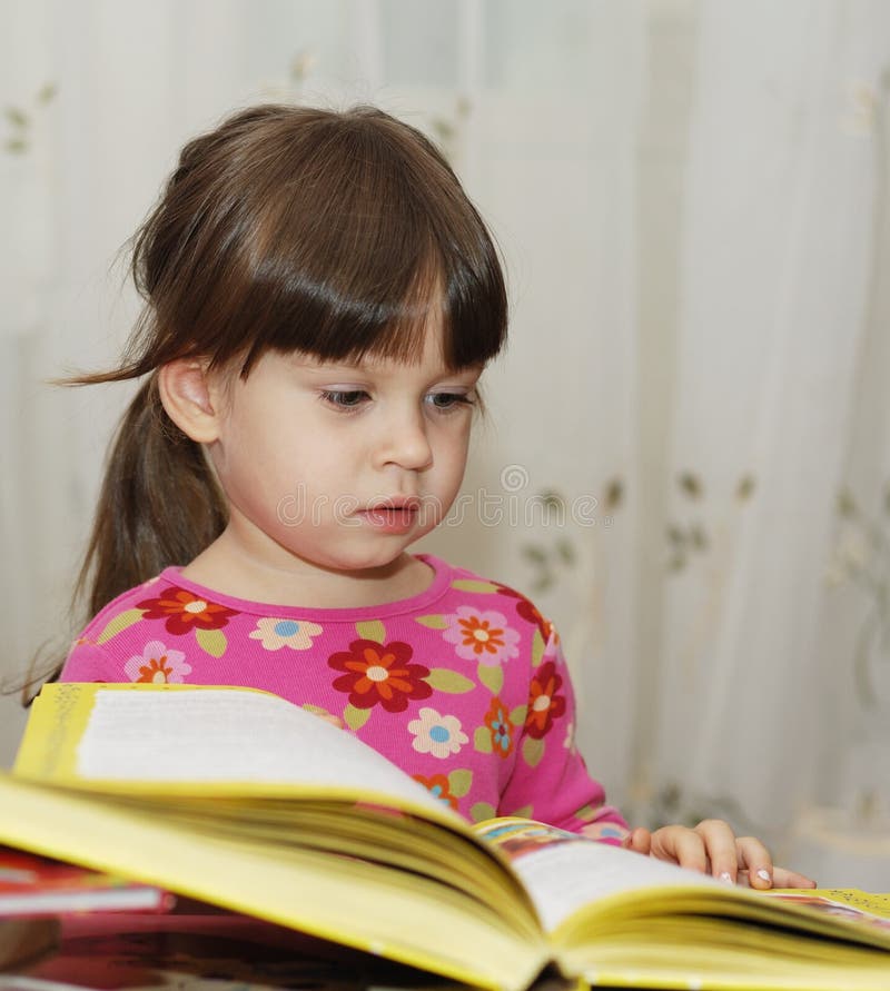 Kind dat het boek leest stock afbeelding. Image of kaukasisch - 12174665