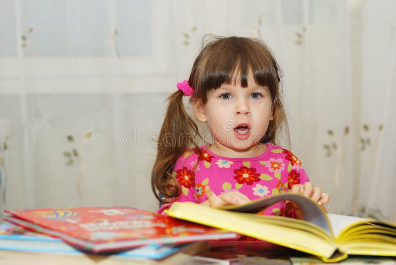 Kind dat het boek leest stock foto. Image of meisjes, mensen - 6940636