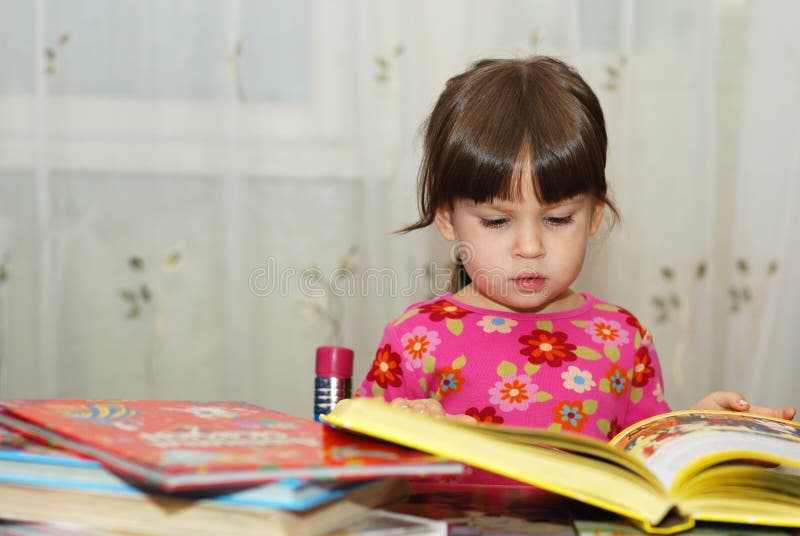 Kind dat het boek leest stock foto. Image of goedheid - 9704244