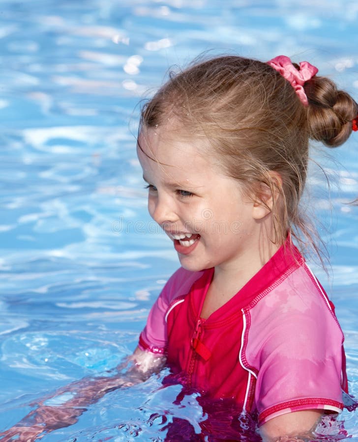 Kind dat in pool zwemt. stock afbeelding. Image of mensen - 18002411