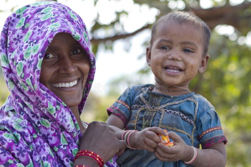 Kind der Mutter-n redaktionelles stockfotografie. Bild von ...