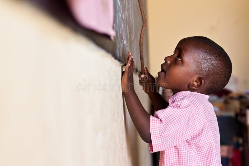 Kind an der Tafel redaktionelles bild. Bild von entzückend - 20920580